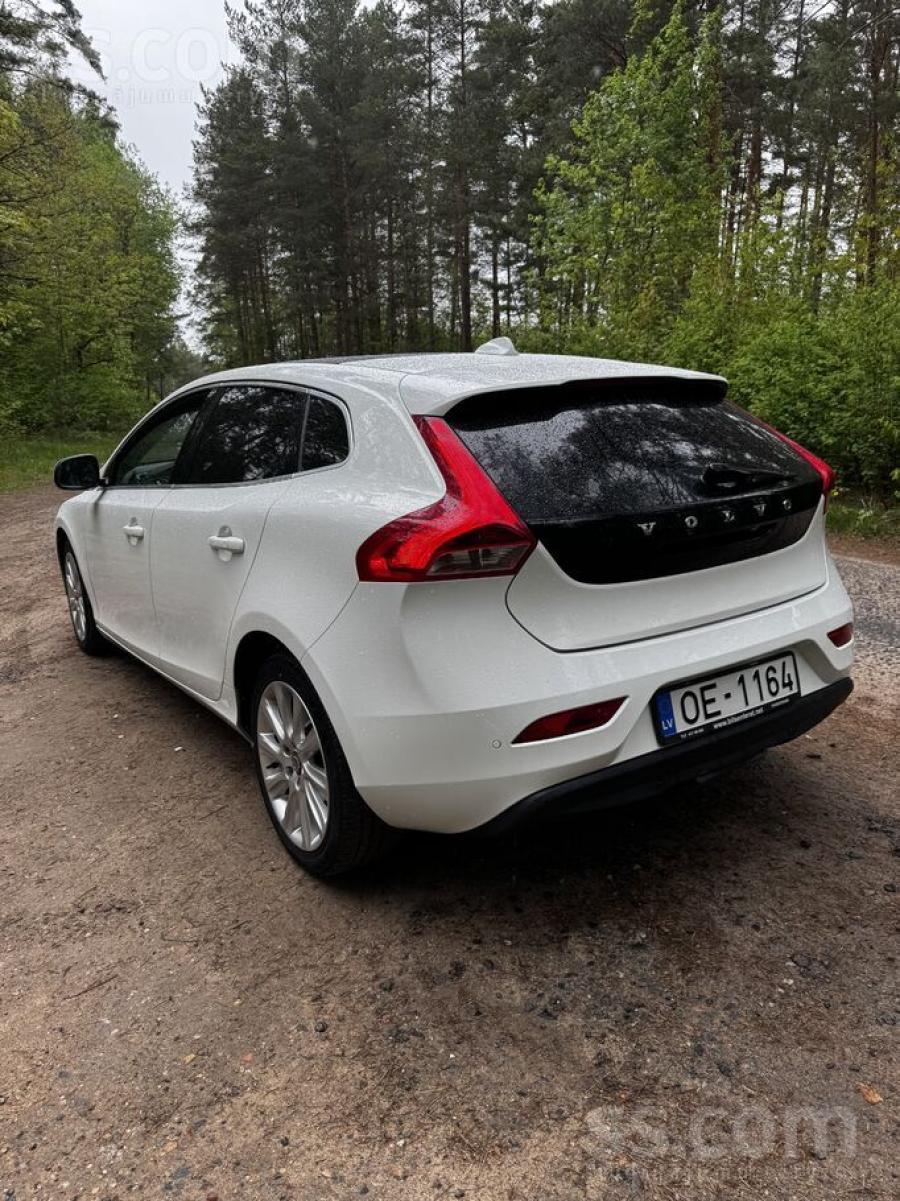 White Volvo V40 2013 in Riga, with an engine capacity of 1.60 L and mileage of 184 thousand km for 7200 €, photo 3 on AUTOMOTO.COM.LV