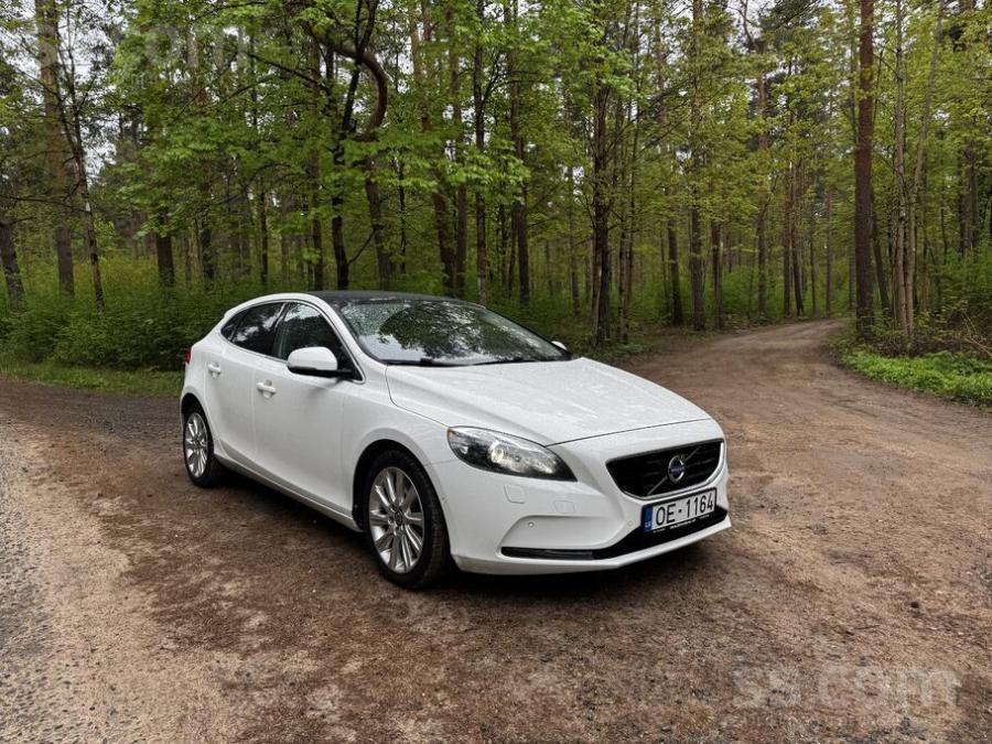 White Volvo V40 2013 in Riga, with an engine capacity of 1.60 L and mileage of 184 thousand km for 7200 €, photo 4 on AUTOMOTO.COM.LV