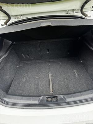 White Volvo V40 2013 in Riga, with an engine capacity of 1.60 L and mileage of 184 thousand km for 7200 €, photo 15 on AUTOMOTO.COM.LV