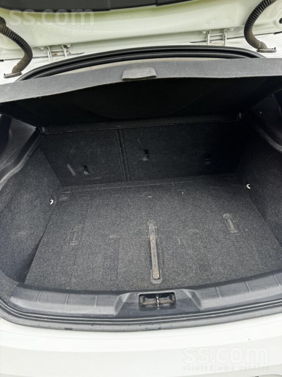 White Volvo V40 2013 in Riga, with an engine capacity of 1.60 L and mileage of 184 thousand km for 7200 €, photo 15 on AUTOMOTO.COM.LV