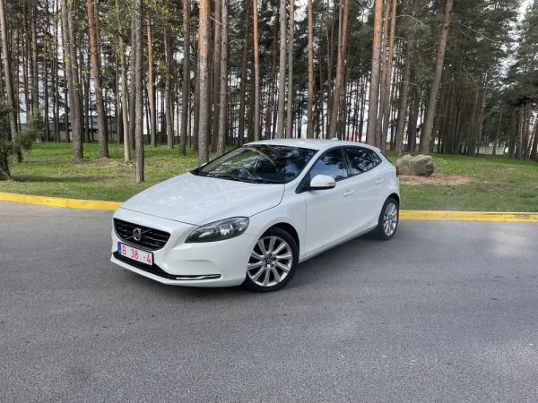 Белый Вольво В40 2013 в Рига, объемом двигателя 1.60 л и пробегом 176 тыс. км за 6200 €, фото 1 на AUTOMOTO.COM.LV