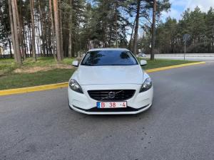 White Volvo V40 2013 in Riga, with an engine capacity of 1.60 L and mileage of 176 thousand km for 6200 €, photo 4 on AUTOMOTO.COM.LV