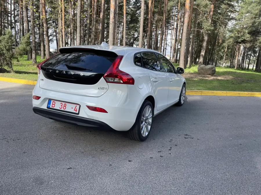 White Volvo V40 2013 in Riga, with an engine capacity of 1.60 L and mileage of 176 thousand km for 6200 €, photo 5 on AUTOMOTO.COM.LV