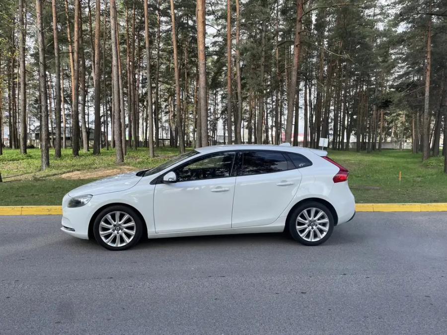 White Volvo V40 2013 in Riga, with an engine capacity of 1.60 L and mileage of 176 thousand km for 6200 €, photo 8 on AUTOMOTO.COM.LV