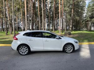 White Volvo V40 2013 in Riga, with an engine capacity of 1.60 L and mileage of 176 thousand km for 6200 €, photo 9 on AUTOMOTO.COM.LV