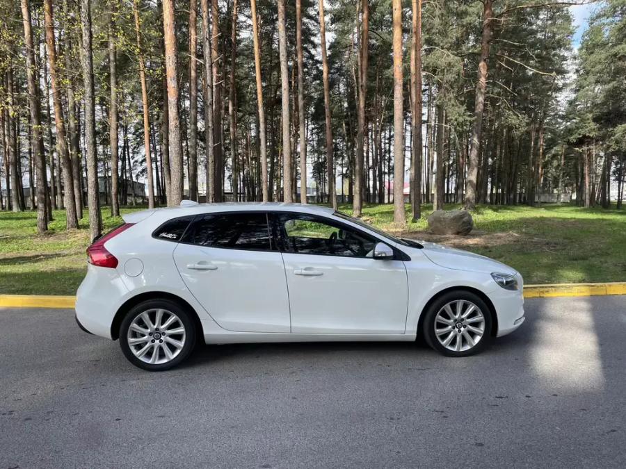 White Volvo V40 2013 in Riga, with an engine capacity of 1.60 L and mileage of 176 thousand km for 6200 €, photo 9 on AUTOMOTO.COM.LV