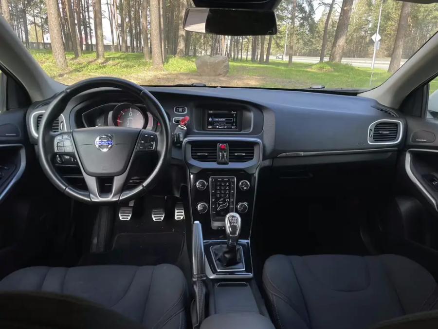 White Volvo V40 2013 in Riga, with an engine capacity of 1.60 L and mileage of 176 thousand km for 6200 €, photo 10 on AUTOMOTO.COM.LV