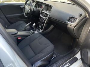 White Volvo V40 2013 in Riga, with an engine capacity of 1.60 L and mileage of 176 thousand km for 6200 €, photo 11 on AUTOMOTO.COM.LV