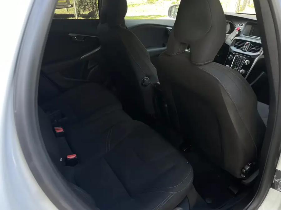 White Volvo V40 2013 in Riga, with an engine capacity of 1.60 L and mileage of 176 thousand km for 6200 €, photo 12 on AUTOMOTO.COM.LV