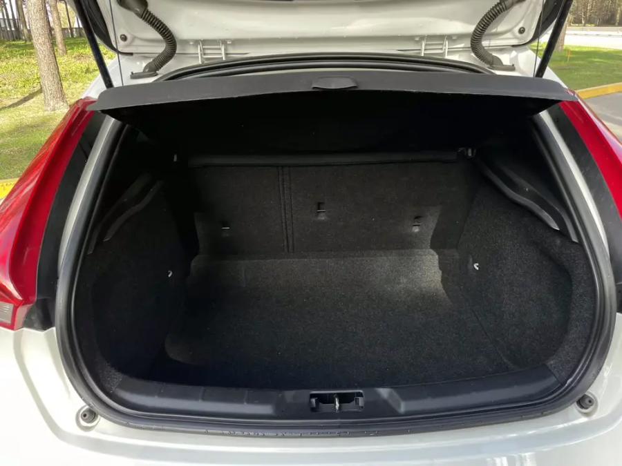 White Volvo V40 2013 in Riga, with an engine capacity of 1.60 L and mileage of 176 thousand km for 6200 €, photo 13 on AUTOMOTO.COM.LV