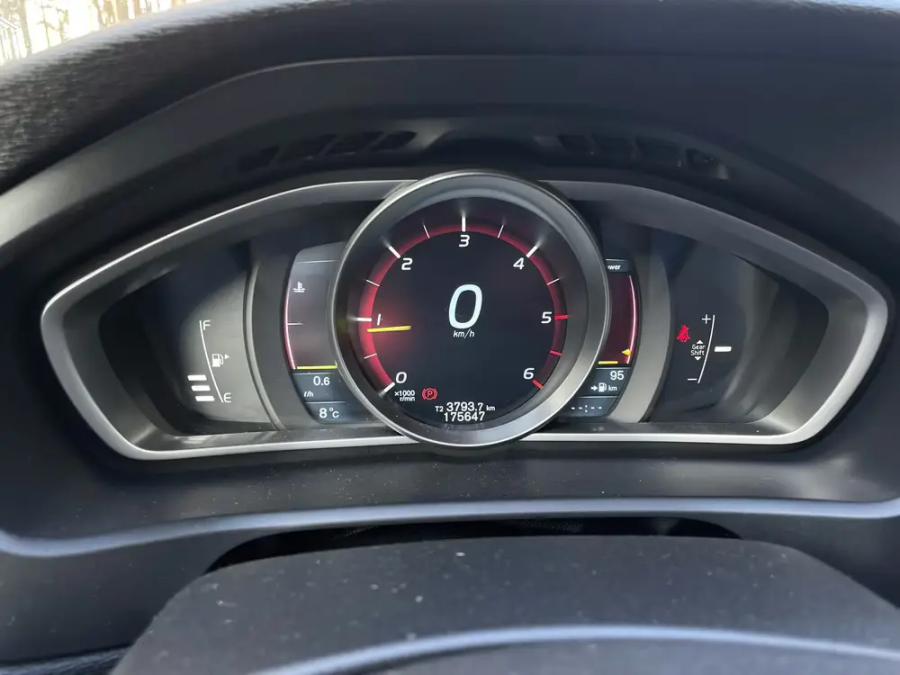 White Volvo V40 2013 in Riga, with an engine capacity of 1.60 L and mileage of 176 thousand km for 6200 €, photo 14 on AUTOMOTO.COM.LV