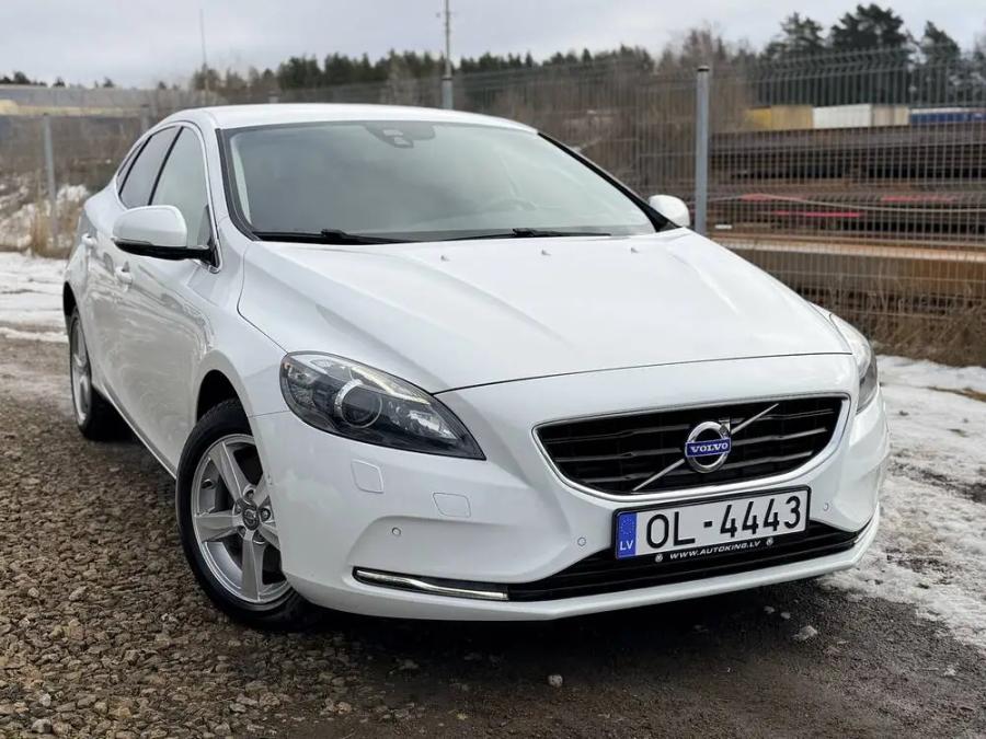 Balts Volvo V40 2013 Rīga, ar dzinēja tilpumu 2.00 L un nobraukumu 248 tūkst. km par 8995 €, foto 1 vietnē AUTOMOTO.COM.LV