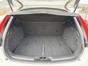 Balts Volvo V40 2013 Rīga, ar dzinēja tilpumu 2.00 L un nobraukumu 248 tūkst. km par 8995 €, foto 6 vietnē AUTOMOTO.COM.LV