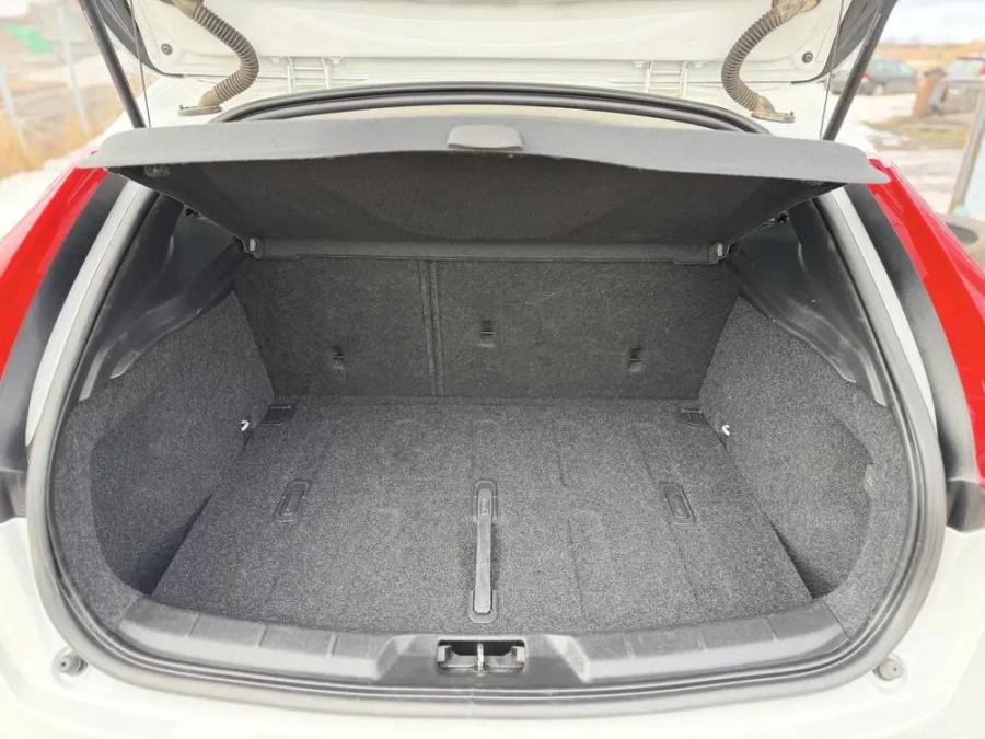 Balts Volvo V40 2013 Rīga, ar dzinēja tilpumu 2.00 L un nobraukumu 248 tūkst. km par 8995 €, foto 6 vietnē AUTOMOTO.COM.LV