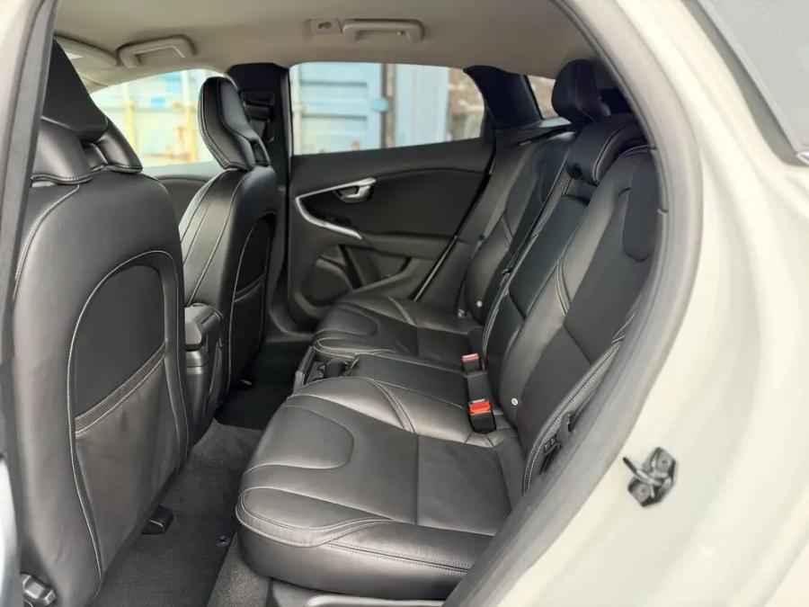 Balts Volvo V40 2013 Rīga, ar dzinēja tilpumu 2.00 L un nobraukumu 248 tūkst. km par 8995 €, foto 7 vietnē AUTOMOTO.COM.LV
