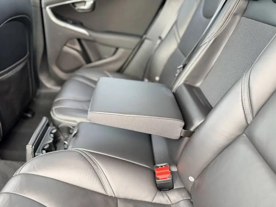 Balts Volvo V40 2013 Rīga, ar dzinēja tilpumu 2.00 L un nobraukumu 248 tūkst. km par 8995 €, foto 9 vietnē AUTOMOTO.COM.LV