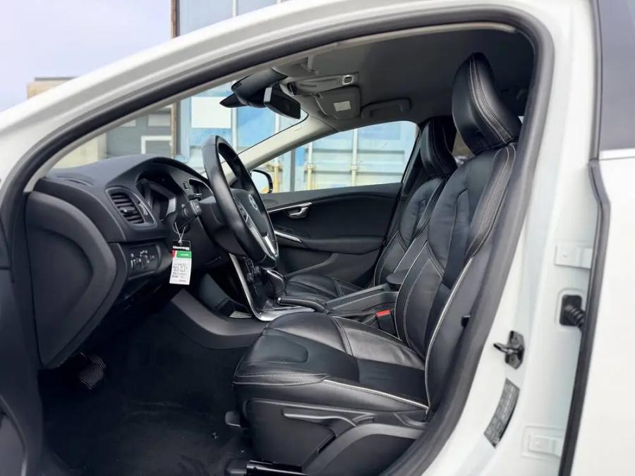 Balts Volvo V40 2013 Rīga, ar dzinēja tilpumu 2.00 L un nobraukumu 248 tūkst. km par 8995 €, foto 10 vietnē AUTOMOTO.COM.LV