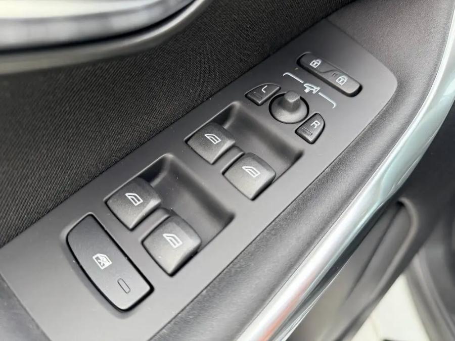 Balts Volvo V40 2013 Rīga, ar dzinēja tilpumu 2.00 L un nobraukumu 248 tūkst. km par 8995 €, foto 12 vietnē AUTOMOTO.COM.LV