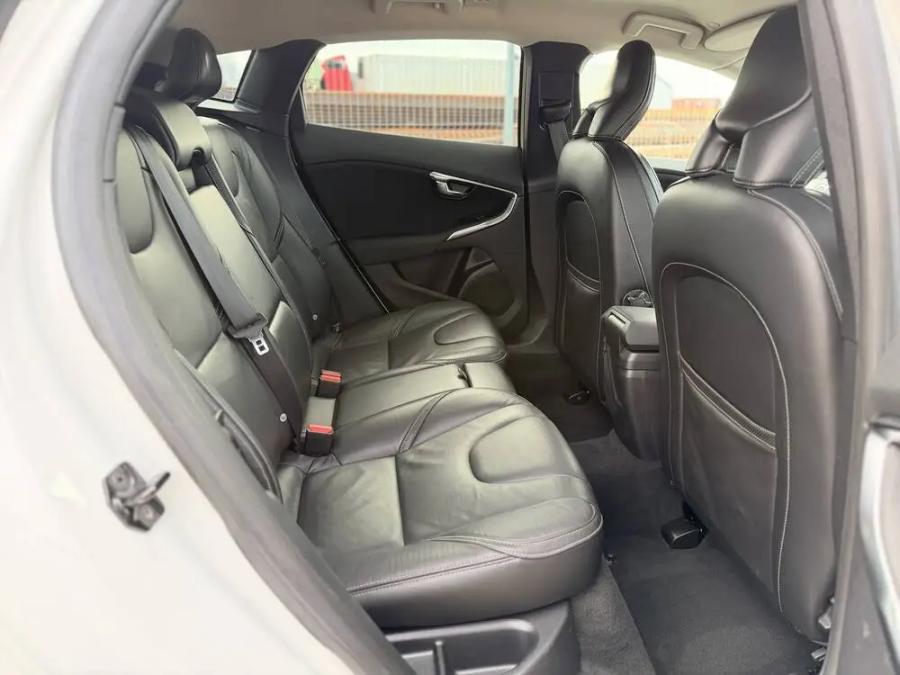 Balts Volvo V40 2013 Rīga, ar dzinēja tilpumu 2.00 L un nobraukumu 248 tūkst. km par 8995 €, foto 14 vietnē AUTOMOTO.COM.LV