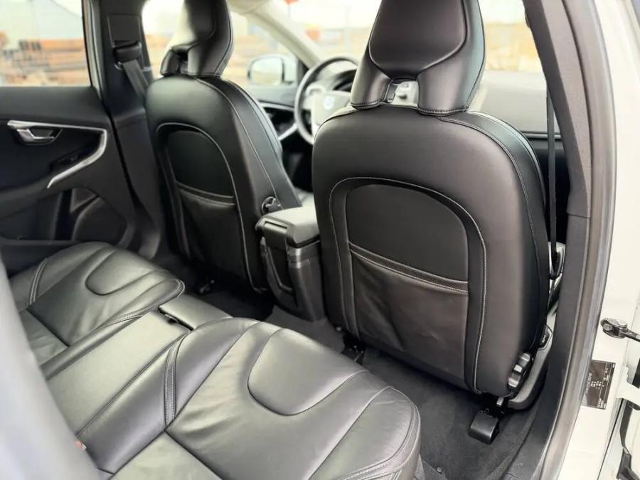 Balts Volvo V40 2013 Rīga, ar dzinēja tilpumu 2.00 L un nobraukumu 248 tūkst. km par 8995 €, foto 15 vietnē AUTOMOTO.COM.LV
