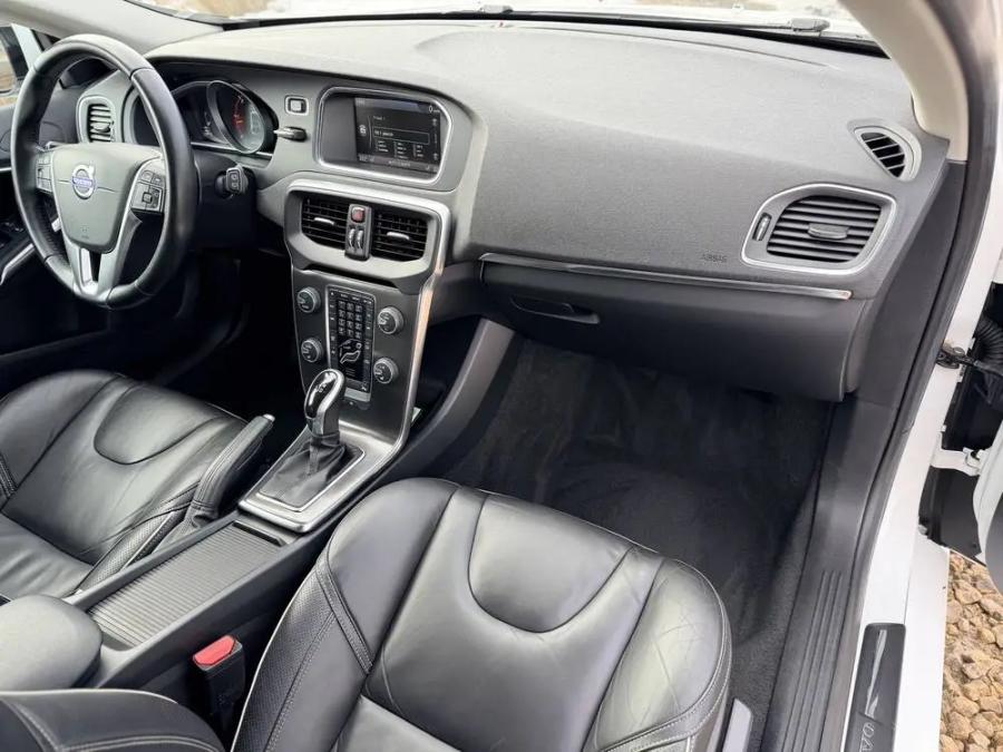 Balts Volvo V40 2013 Rīga, ar dzinēja tilpumu 2.00 L un nobraukumu 248 tūkst. km par 8995 €, foto 17 vietnē AUTOMOTO.COM.LV
