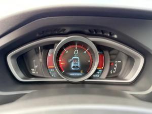 Balts Volvo V40 2013 Rīga, ar dzinēja tilpumu 2.00 L un nobraukumu 248 tūkst. km par 8995 €, foto 18 vietnē AUTOMOTO.COM.LV
