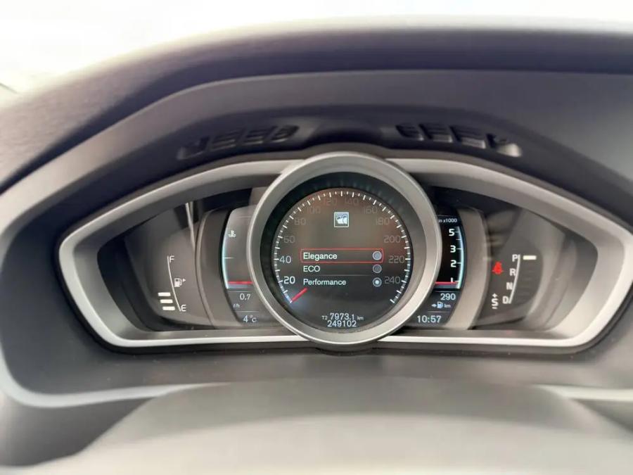 Balts Volvo V40 2013 Rīga, ar dzinēja tilpumu 2.00 L un nobraukumu 248 tūkst. km par 8995 €, foto 20 vietnē AUTOMOTO.COM.LV