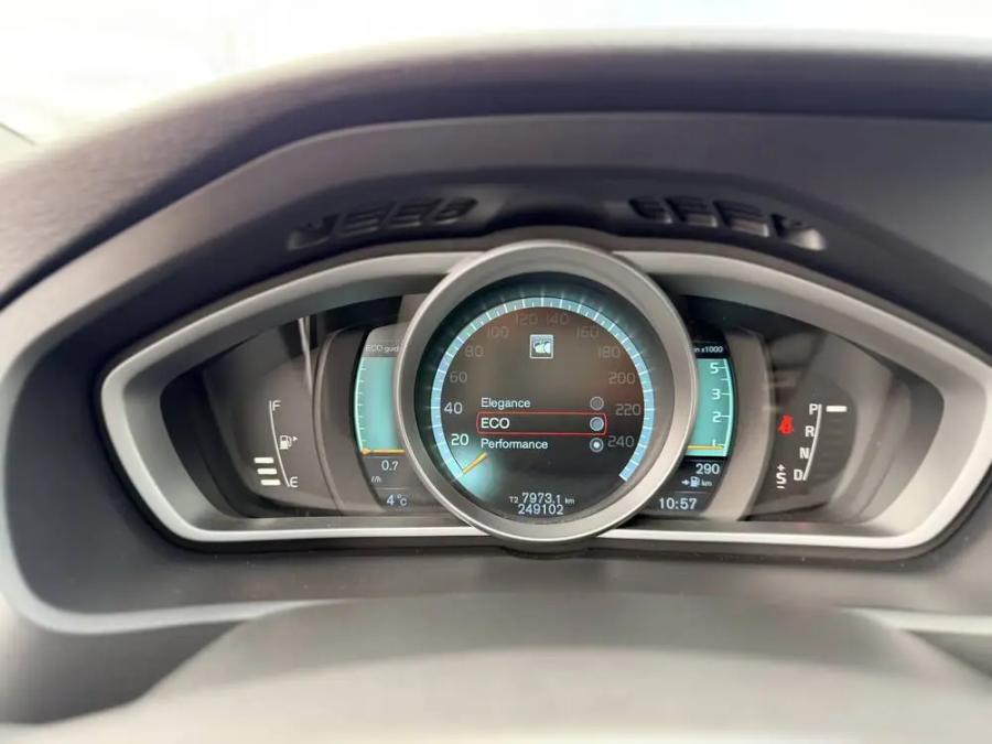 Balts Volvo V40 2013 Rīga, ar dzinēja tilpumu 2.00 L un nobraukumu 248 tūkst. km par 8995 €, foto 21 vietnē AUTOMOTO.COM.LV