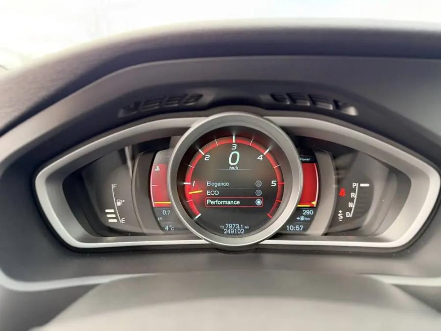 Balts Volvo V40 2013 Rīga, ar dzinēja tilpumu 2.00 L un nobraukumu 248 tūkst. km par 8995 €, foto 22 vietnē AUTOMOTO.COM.LV