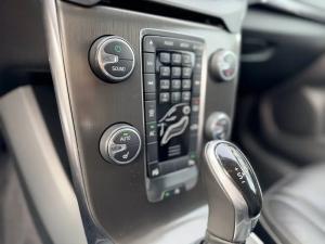 Balts Volvo V40 2013 Rīga, ar dzinēja tilpumu 2.00 L un nobraukumu 248 tūkst. km par 8995 €, foto 23 vietnē AUTOMOTO.COM.LV