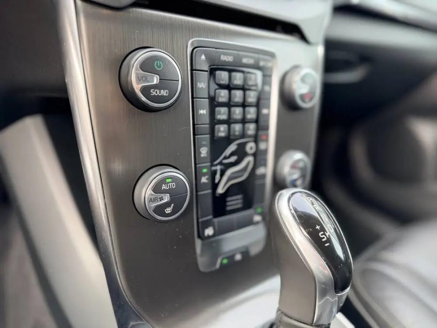 Balts Volvo V40 2013 Rīga, ar dzinēja tilpumu 2.00 L un nobraukumu 248 tūkst. km par 8995 €, foto 23 vietnē AUTOMOTO.COM.LV