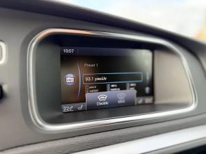 Balts Volvo V40 2013 Rīga, ar dzinēja tilpumu 2.00 L un nobraukumu 248 tūkst. km par 8995 €, foto 24 vietnē AUTOMOTO.COM.LV