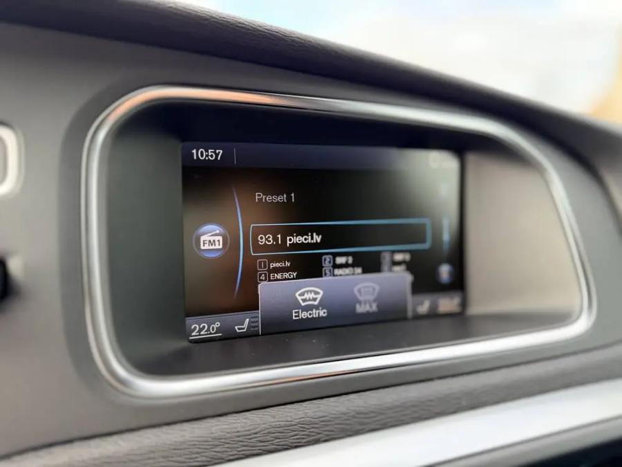 Balts Volvo V40 2013 Rīga, ar dzinēja tilpumu 2.00 L un nobraukumu 248 tūkst. km par 8995 €, foto 24 vietnē AUTOMOTO.COM.LV