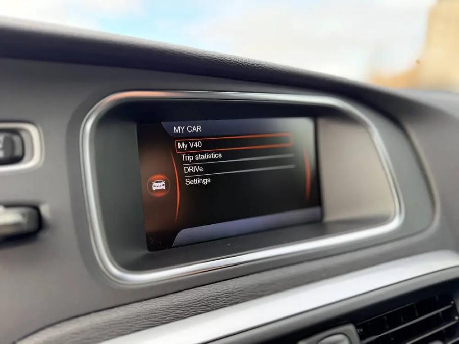 Balts Volvo V40 2013 Rīga, ar dzinēja tilpumu 2.00 L un nobraukumu 248 tūkst. km par 8995 €, foto 25 vietnē AUTOMOTO.COM.LV