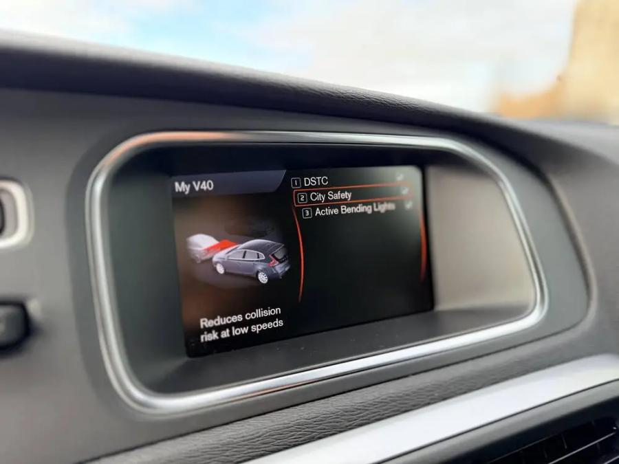Balts Volvo V40 2013 Rīga, ar dzinēja tilpumu 2.00 L un nobraukumu 248 tūkst. km par 8995 €, foto 26 vietnē AUTOMOTO.COM.LV