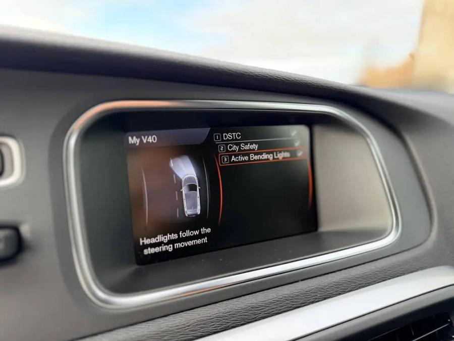 Balts Volvo V40 2013 Rīga, ar dzinēja tilpumu 2.00 L un nobraukumu 248 tūkst. km par 8995 €, foto 27 vietnē AUTOMOTO.COM.LV