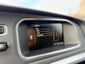 Balts Volvo V40 2013 Rīga, ar dzinēja tilpumu 2.00 L un nobraukumu 248 tūkst. km par 8995 €, foto 28 vietnē AUTOMOTO.COM.LV