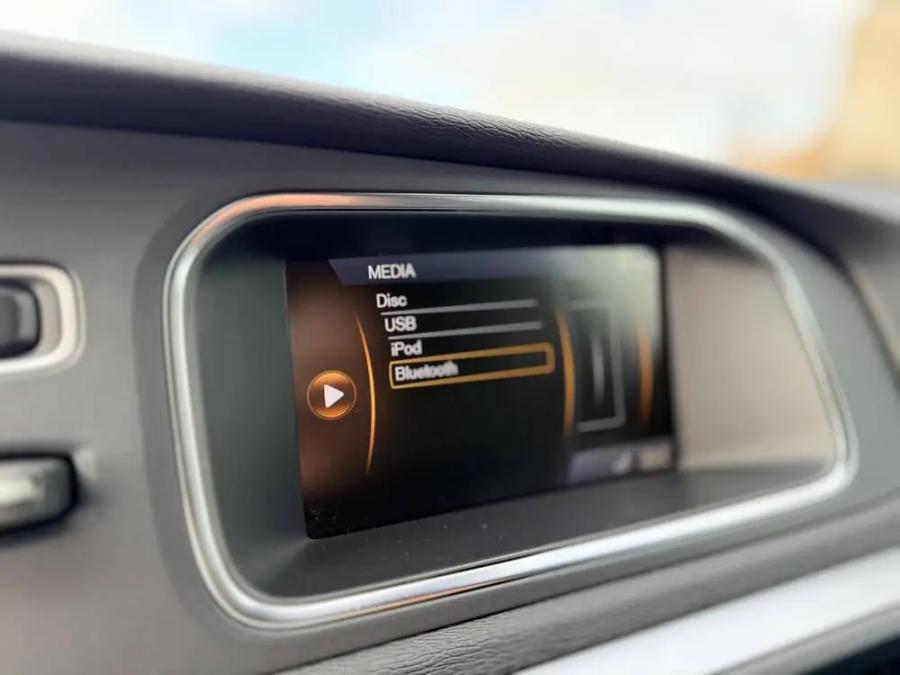 Balts Volvo V40 2013 Rīga, ar dzinēja tilpumu 2.00 L un nobraukumu 248 tūkst. km par 8995 €, foto 28 vietnē AUTOMOTO.COM.LV