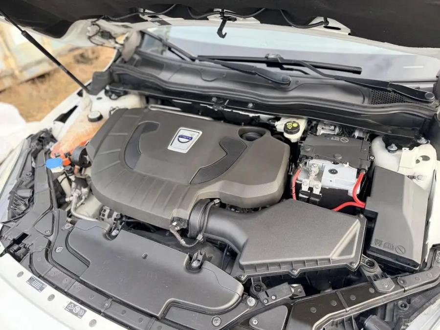 Balts Volvo V40 2013 Rīga, ar dzinēja tilpumu 2.00 L un nobraukumu 248 tūkst. km par 8995 €, foto 30 vietnē AUTOMOTO.COM.LV