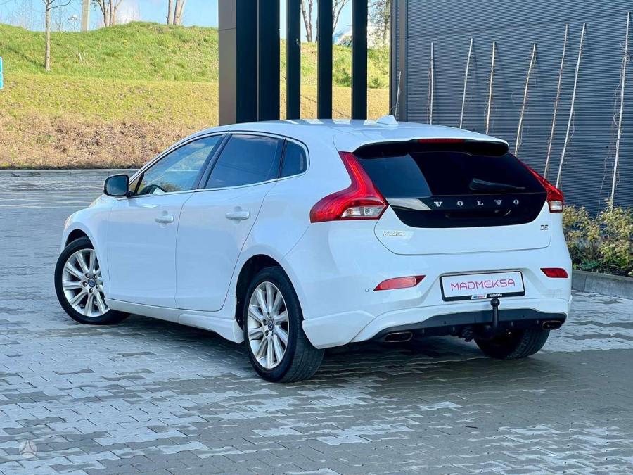 White Volvo V40 2013 in Vilnius, with an engine capacity of 1.56 L and mileage of 303 thousand km for 4990 €, photo 3 on AUTOMOTO.COM.LV