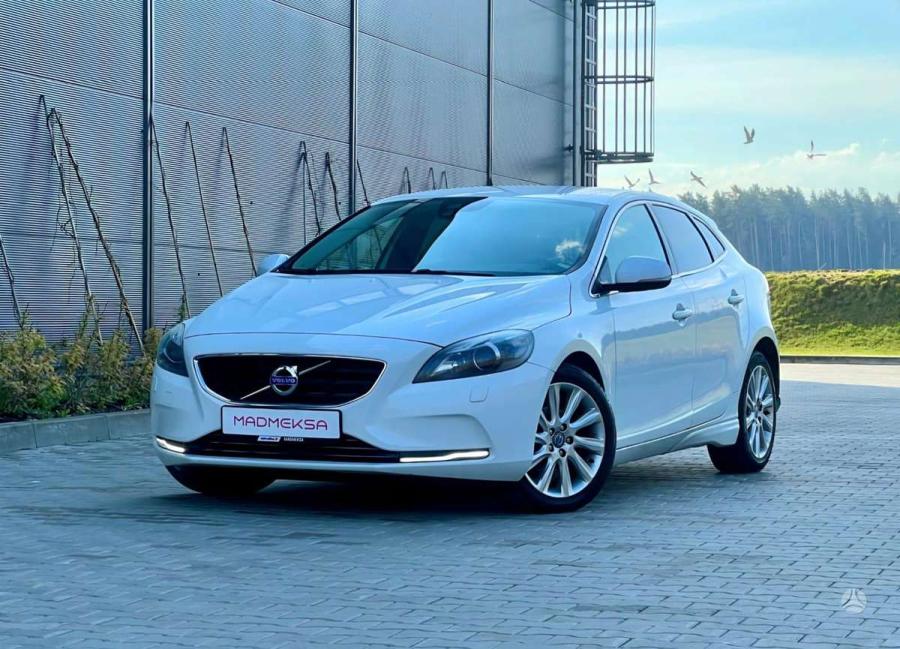 White Volvo V40 2013 in Vilnius, with an engine capacity of 1.56 L and mileage of 303 thousand km for 4990 €, photo 4 on AUTOMOTO.COM.LV