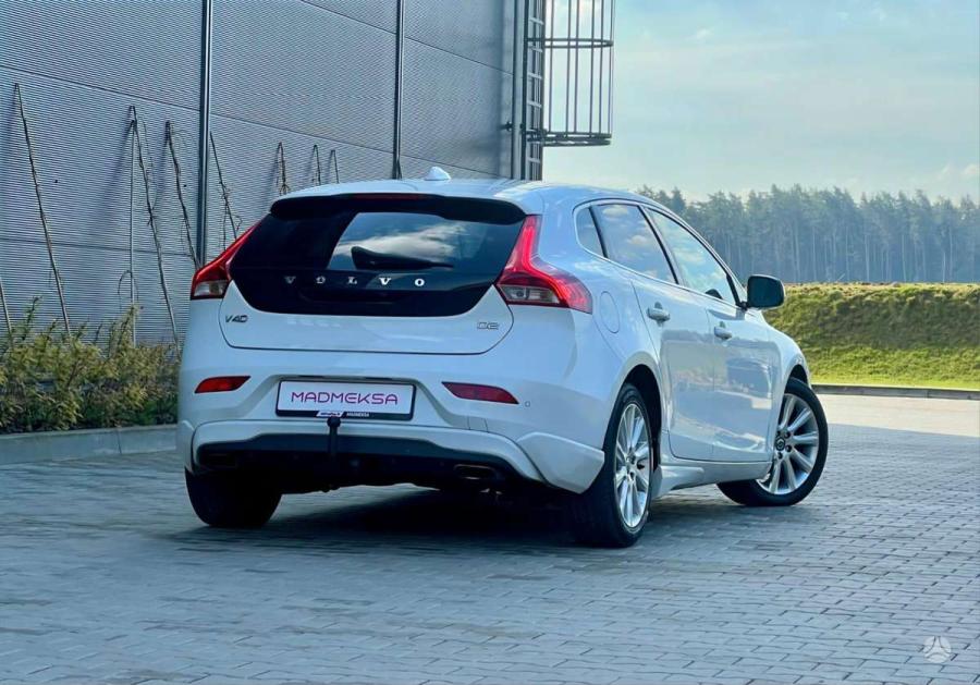 White Volvo V40 2013 in Vilnius, with an engine capacity of 1.56 L and mileage of 303 thousand km for 4990 €, photo 5 on AUTOMOTO.COM.LV