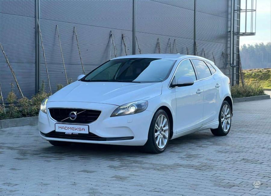 White Volvo V40 2013 in Vilnius, with an engine capacity of 1.56 L and mileage of 303 thousand km for 4990 €, photo 8 on AUTOMOTO.COM.LV