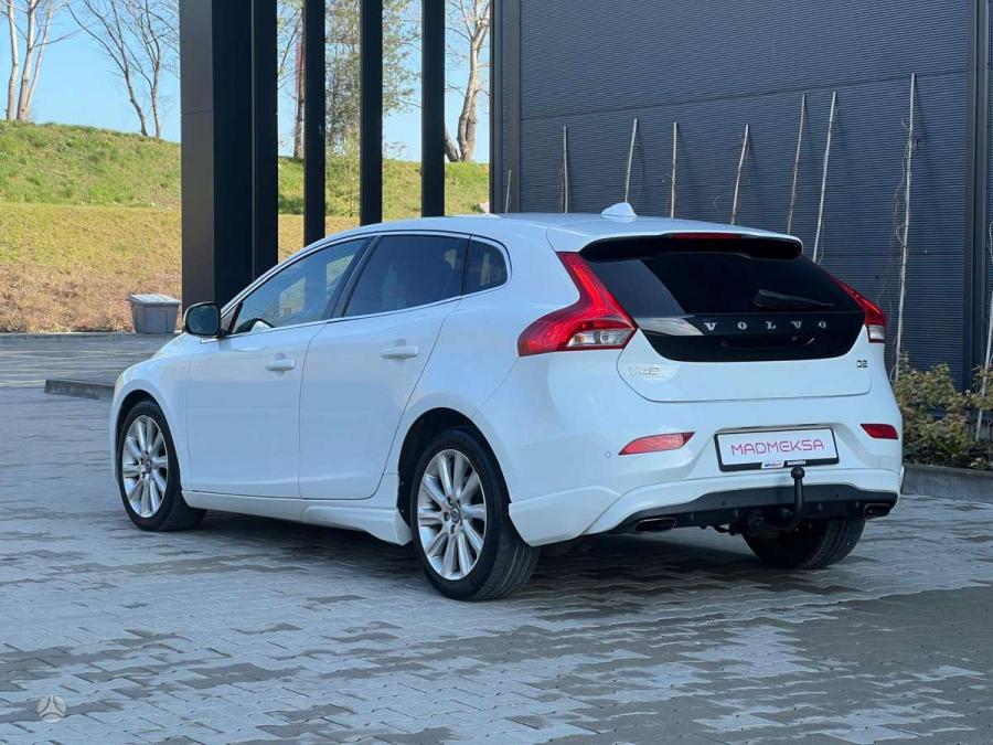 White Volvo V40 2013 in Vilnius, with an engine capacity of 1.56 L and mileage of 303 thousand km for 4990 €, photo 11 on AUTOMOTO.COM.LV