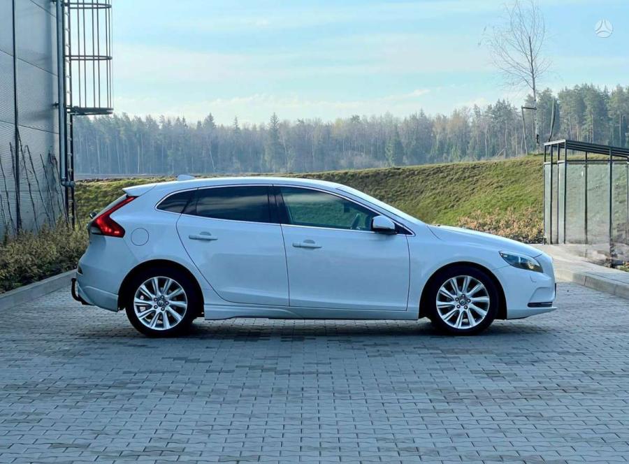 White Volvo V40 2013 in Vilnius, with an engine capacity of 1.56 L and mileage of 303 thousand km for 4990 €, photo 12 on AUTOMOTO.COM.LV