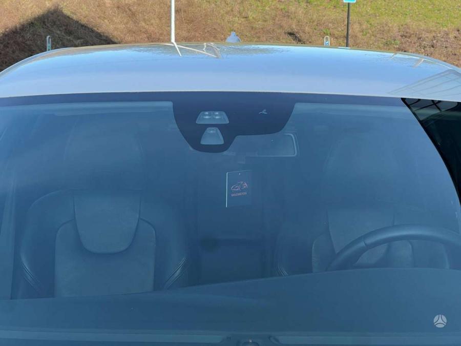 White Volvo V40 2013 in Vilnius, with an engine capacity of 1.56 L and mileage of 303 thousand km for 4990 €, photo 19 on AUTOMOTO.COM.LV