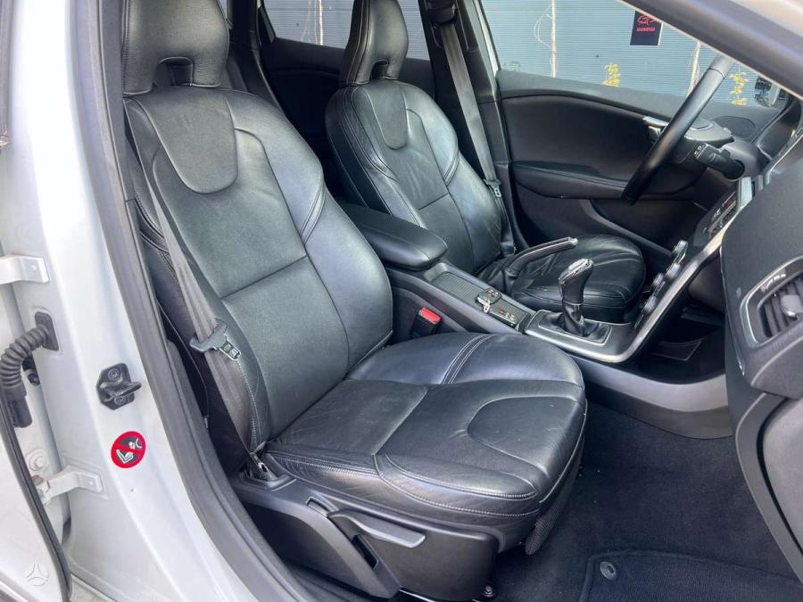 White Volvo V40 2013 in Vilnius, with an engine capacity of 1.56 L and mileage of 303 thousand km for 4990 €, photo 29 on AUTOMOTO.COM.LV