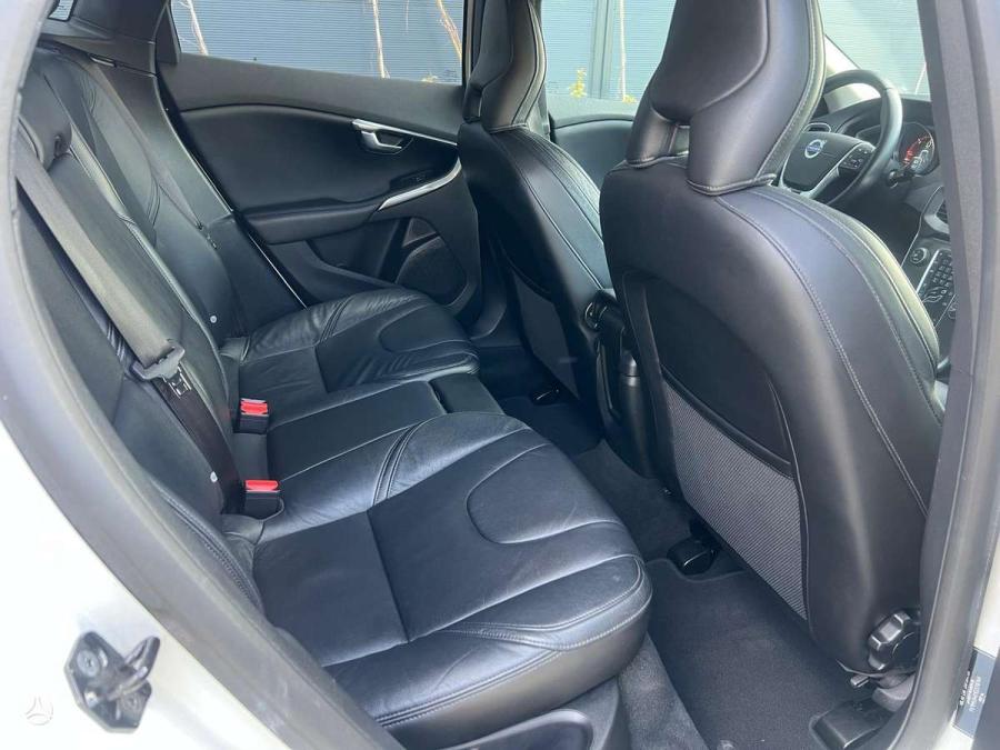 White Volvo V40 2013 in Vilnius, with an engine capacity of 1.56 L and mileage of 303 thousand km for 4990 €, photo 32 on AUTOMOTO.COM.LV
