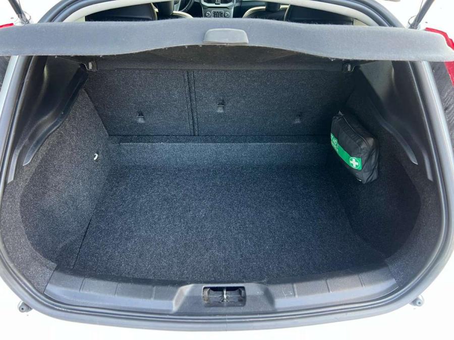 White Volvo V40 2013 in Vilnius, with an engine capacity of 1.56 L and mileage of 303 thousand km for 4990 €, photo 35 on AUTOMOTO.COM.LV