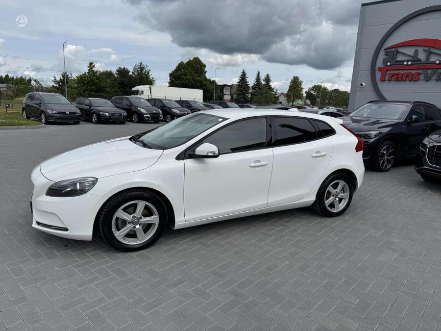 White Volvo V40 2013 in Telschi, with an engine capacity of 1.56 L and mileage of 256 thousand km for 5500 €, photo 3 on AUTOMOTO.COM.LV